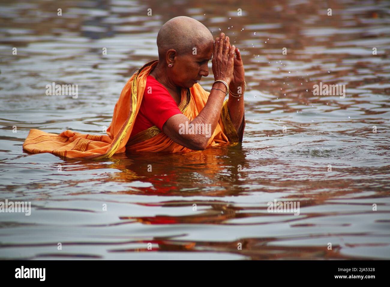 India, Uttar Pradesh, Benares (Varanasi). Ablutions and Hindu religious ...