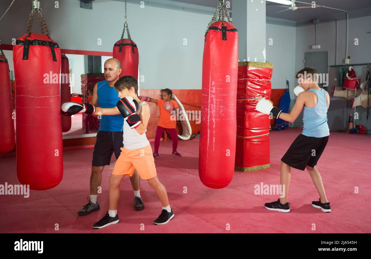 Boxing training in a teenage group Stock Photo - Alamy