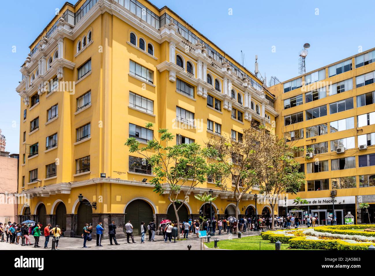 People standing outside bank hi-res stock photography and images - Alamy