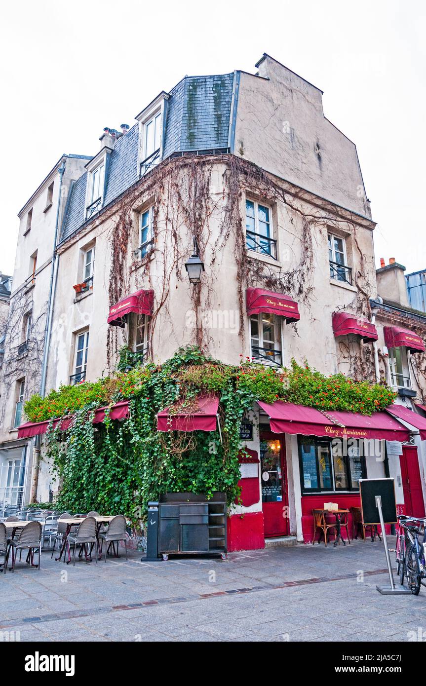 Building in Le Marais, Paris, France Stock Photo - Alamy