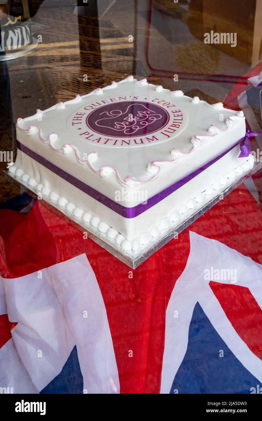 The Queen's Platinum Jubilee 2022 cake displayed in a cake shop window ...