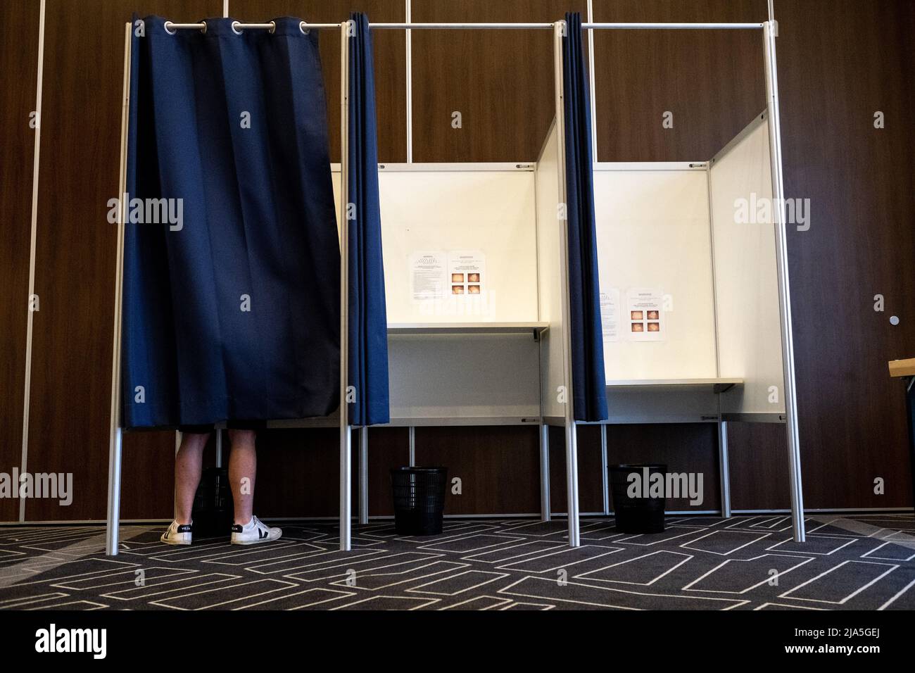 Polling station for the French living abroad for the second round of ...