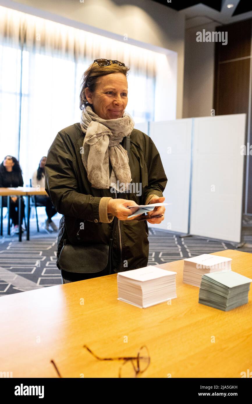 Polling station for the French living abroad for the second round of ...