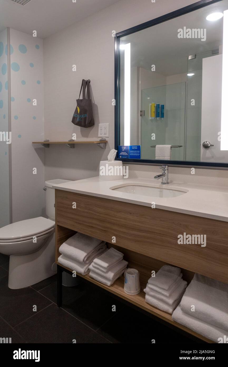 Hilton hotel bathroom hi-res stock photography and images - Alamy