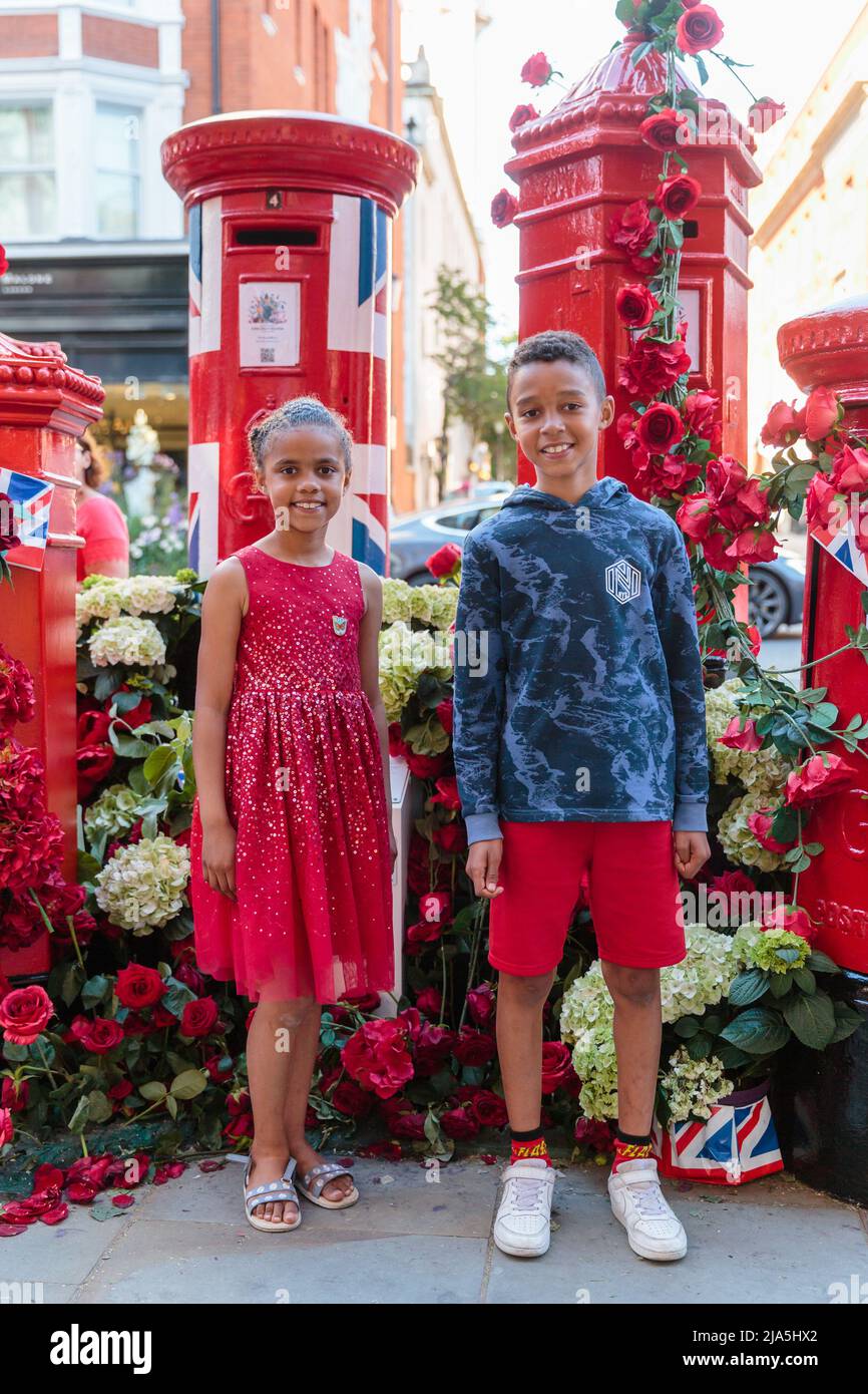 Chelsea, London, UK, 27th May 2022.Leona, 8 and Jadan, 9 pose with ...