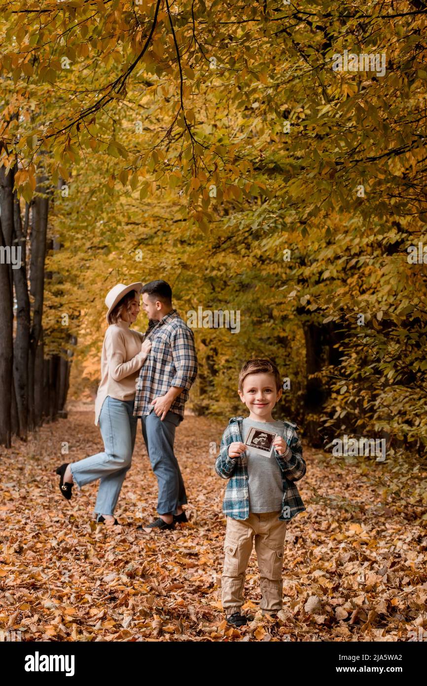 Fall Family Maternity Picture Ideas
