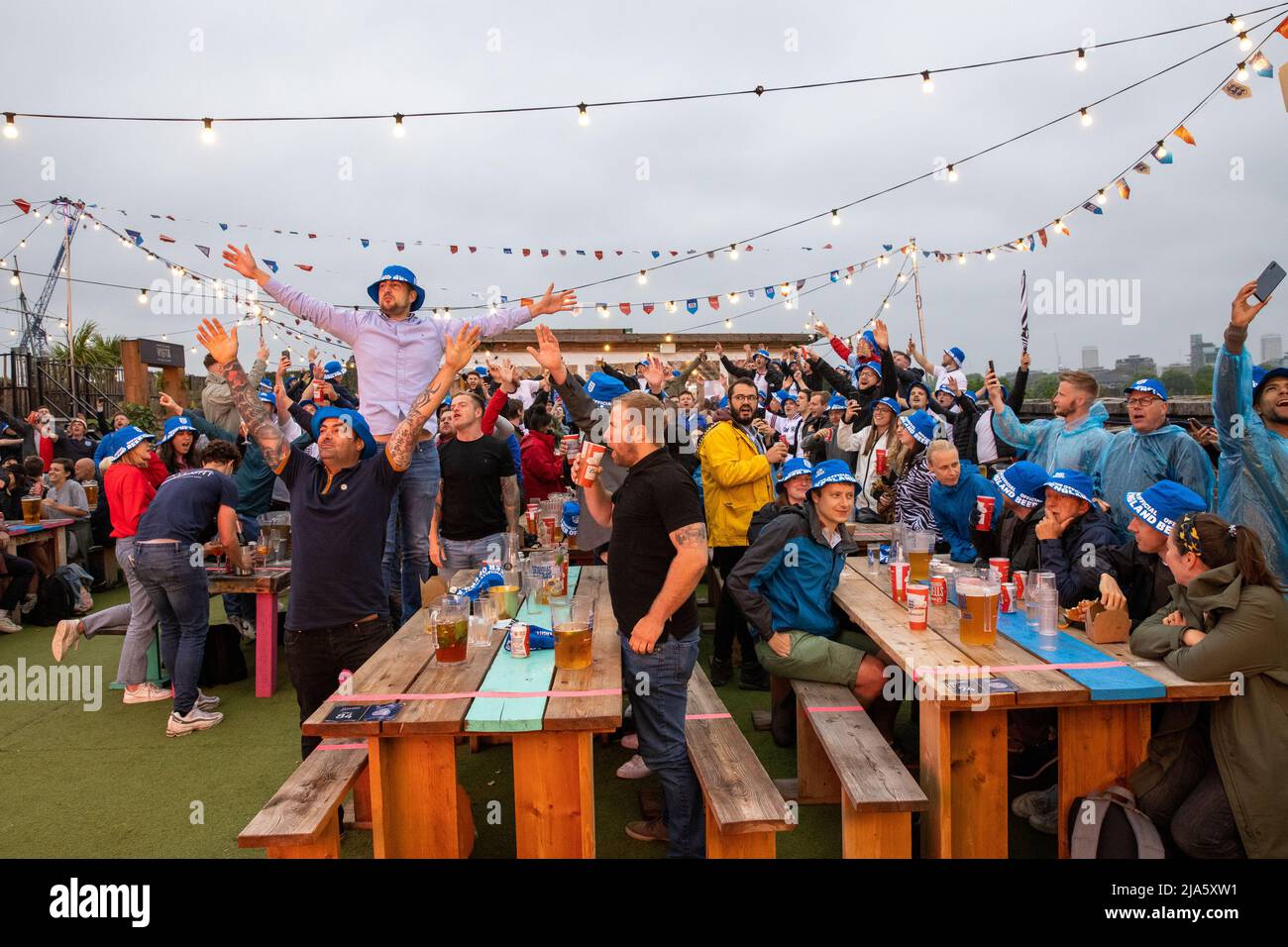 Skylight rooftop bar hi-res stock photography and images - Alamy