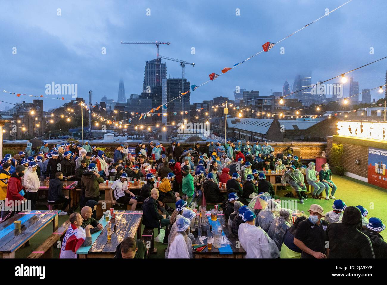 Skylight rooftop bar hi-res stock photography and images - Alamy