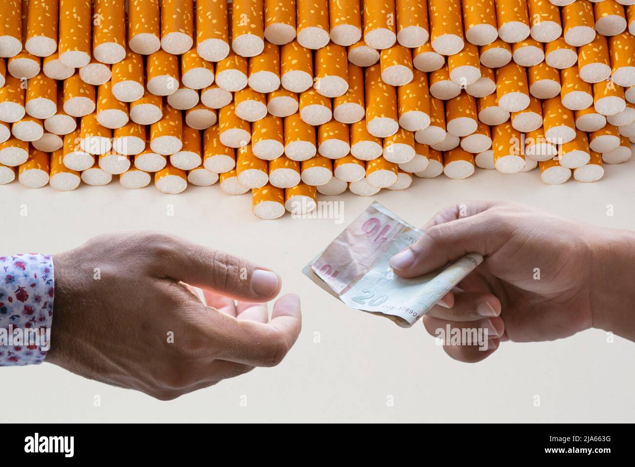 hand giving money to buy cigarettes Stock Photo - Alamy