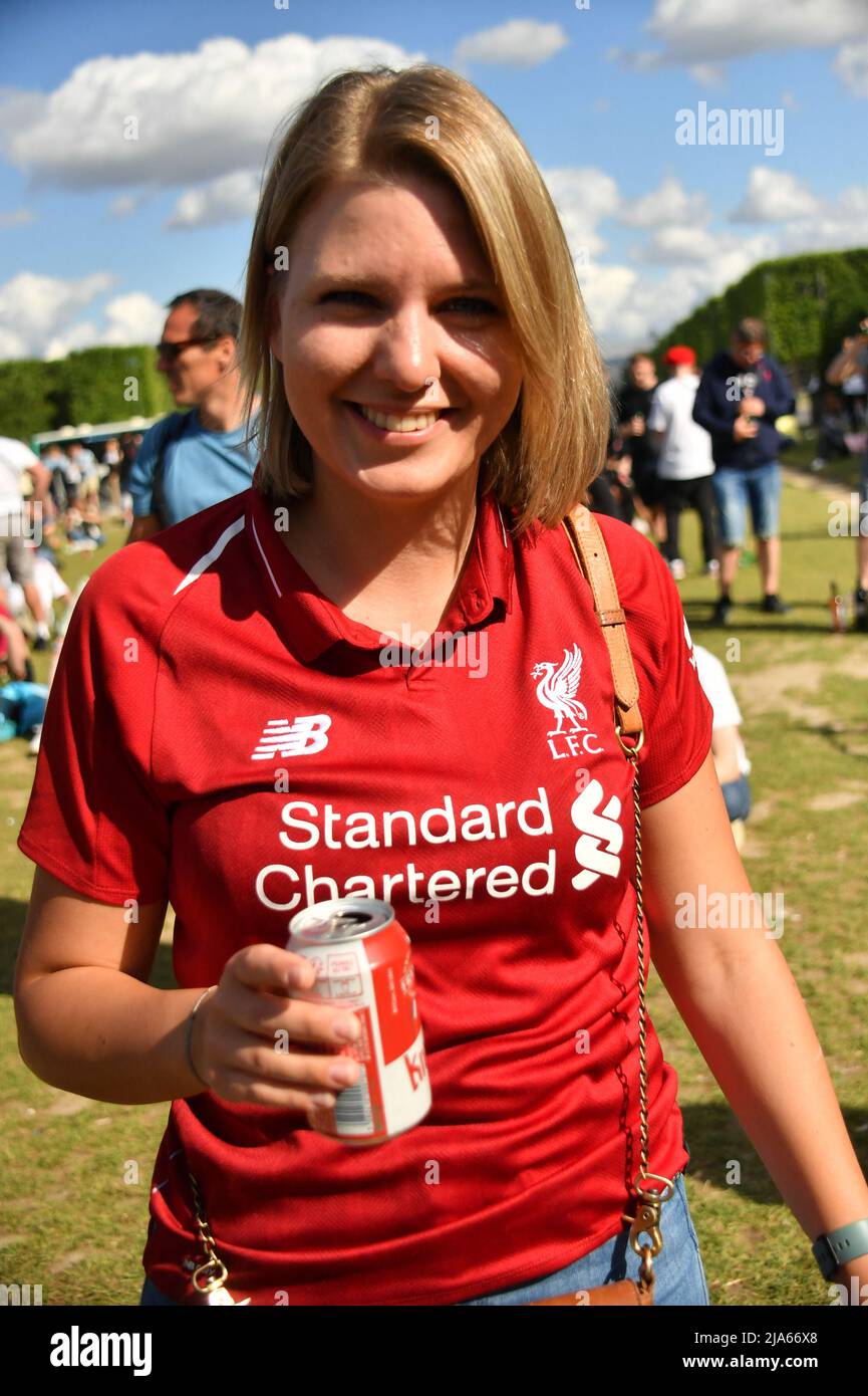 Liverpool FC's fans dance and drink near the Eiffel Tower in Paris ...