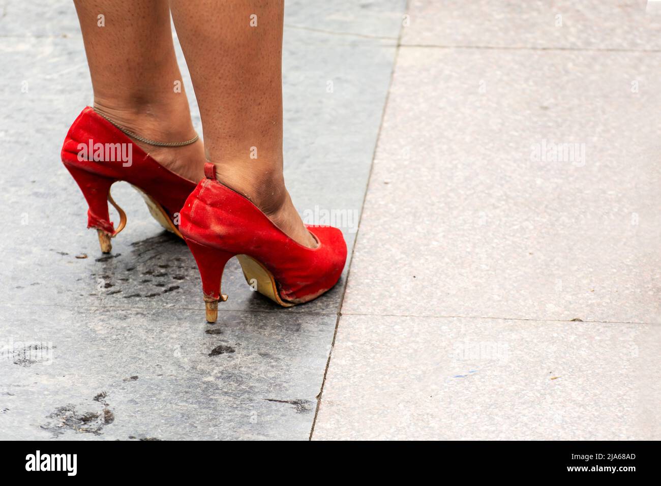 Women walking in heels hi-res stock photography and images - Alamy