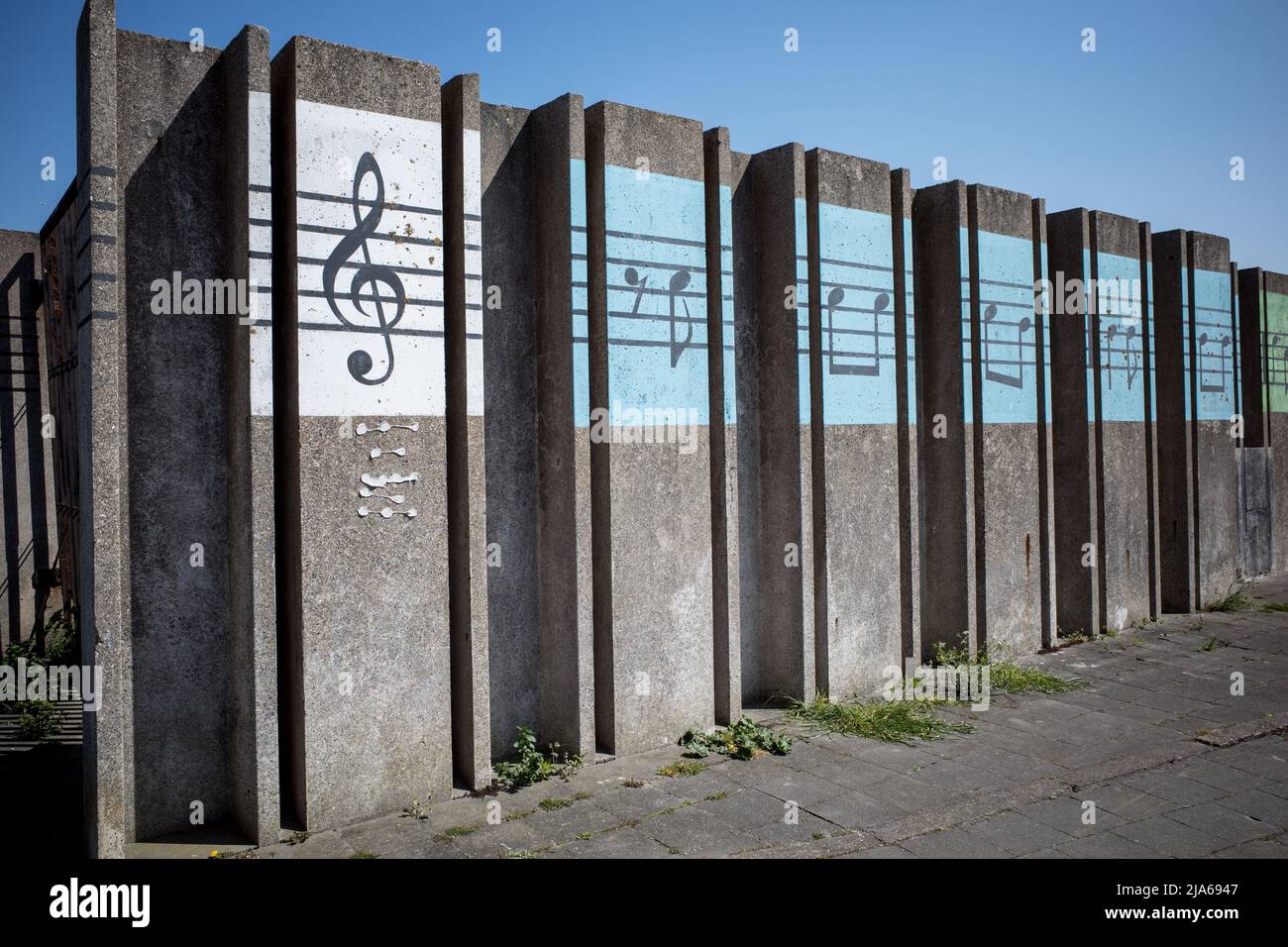 Concrete wall with musical notes hi-res stock photography and images ...