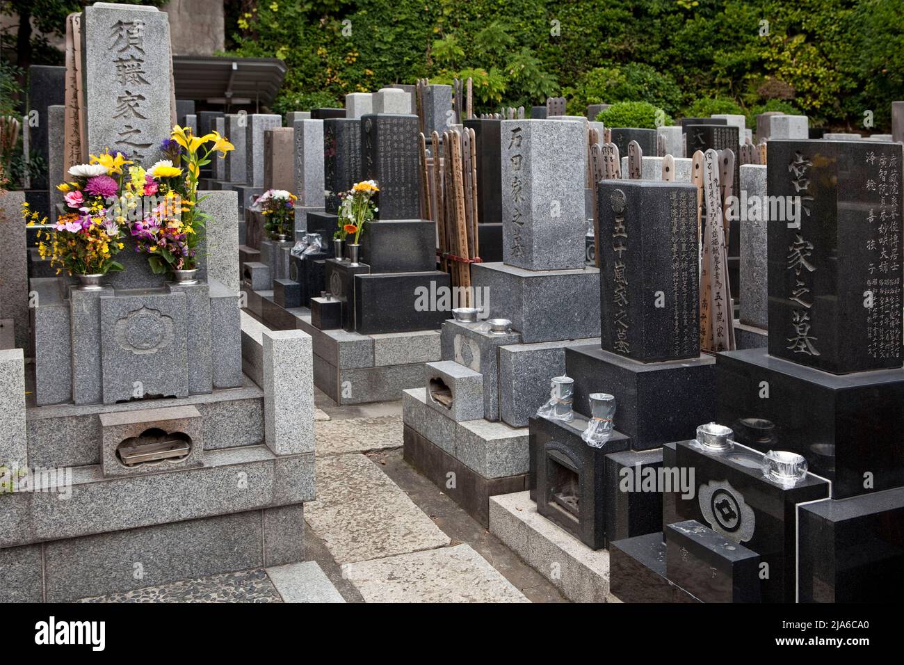Flowers grave gravesite cemetery hi-res stock photography and images ...