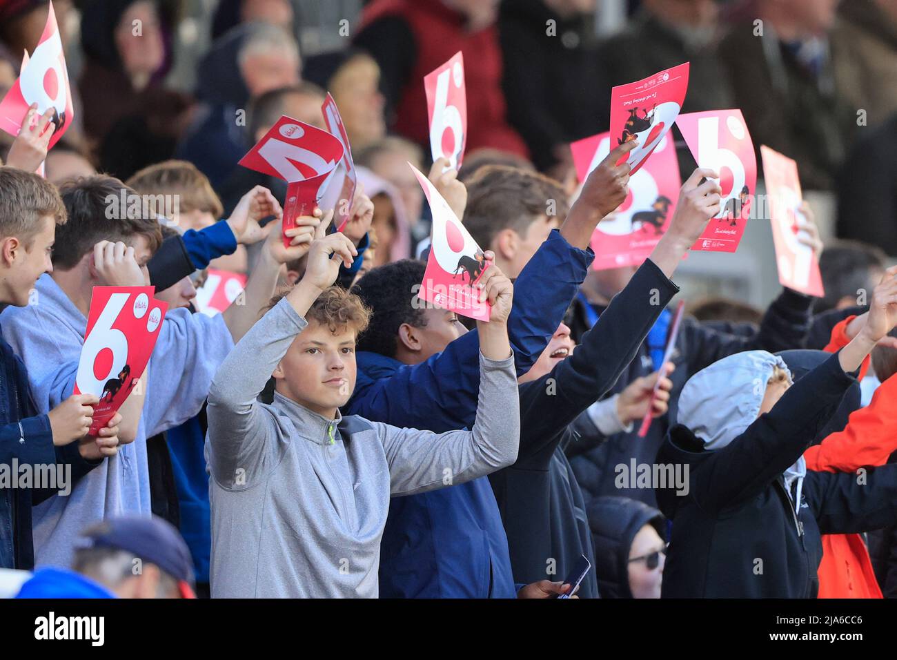 Old trafford fans cheer hi-res stock photography and images - Alamy