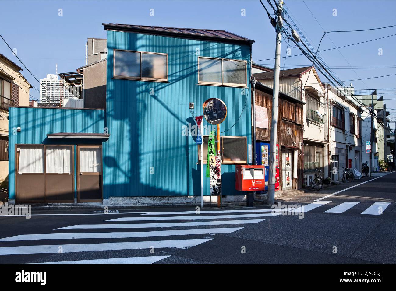 Intersection corner hi-res stock photography and images - Alamy