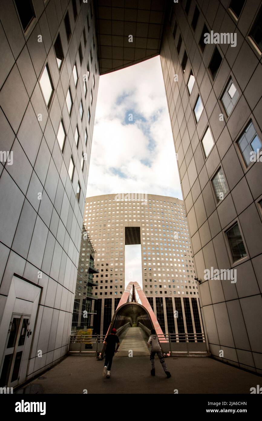 Where the lines clash (LA DEFENSE) off. Portfolio on the La Défense ...