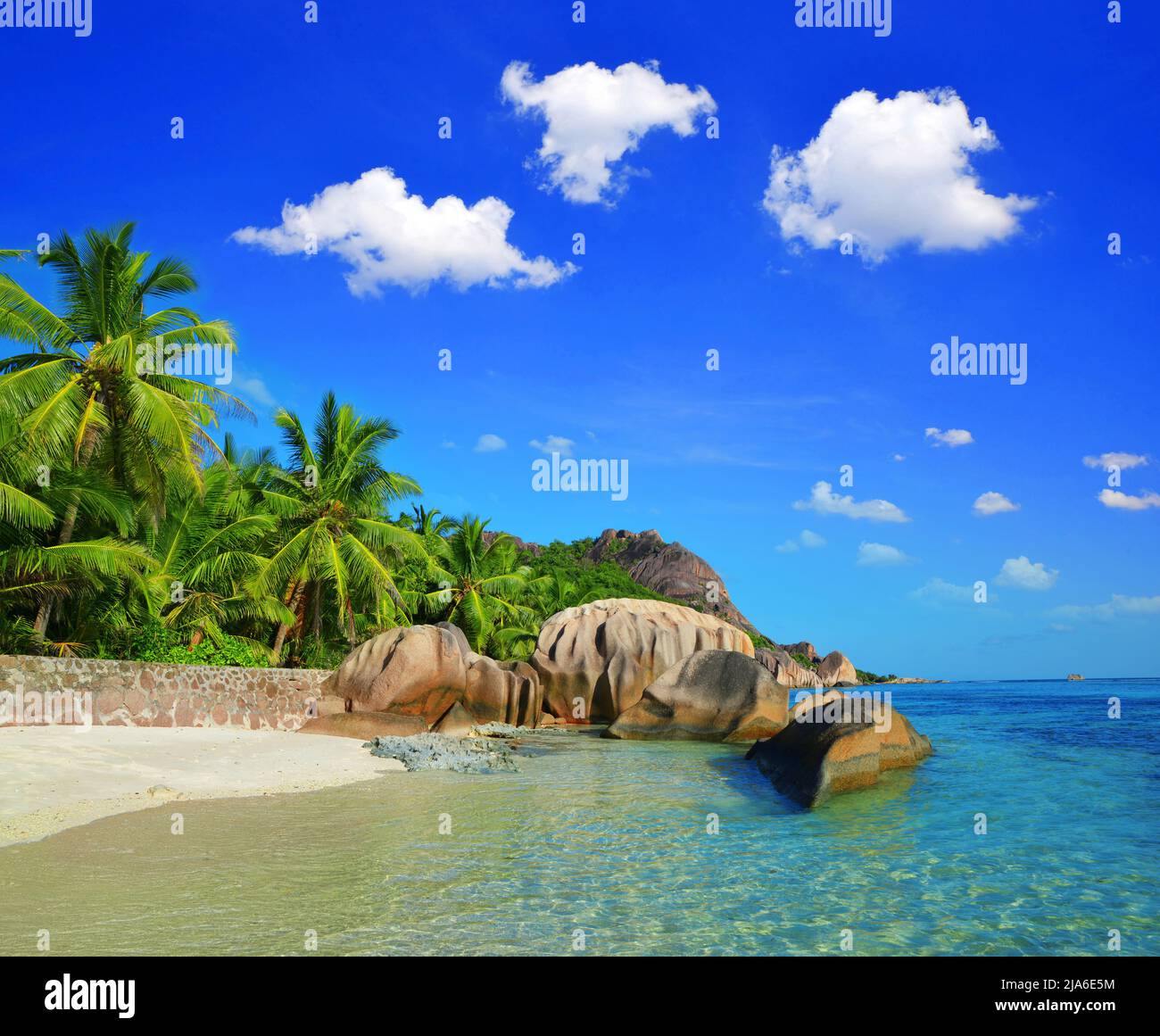 Beautiful beach Anse Source d'Argent with big granite rocks in sunny ...