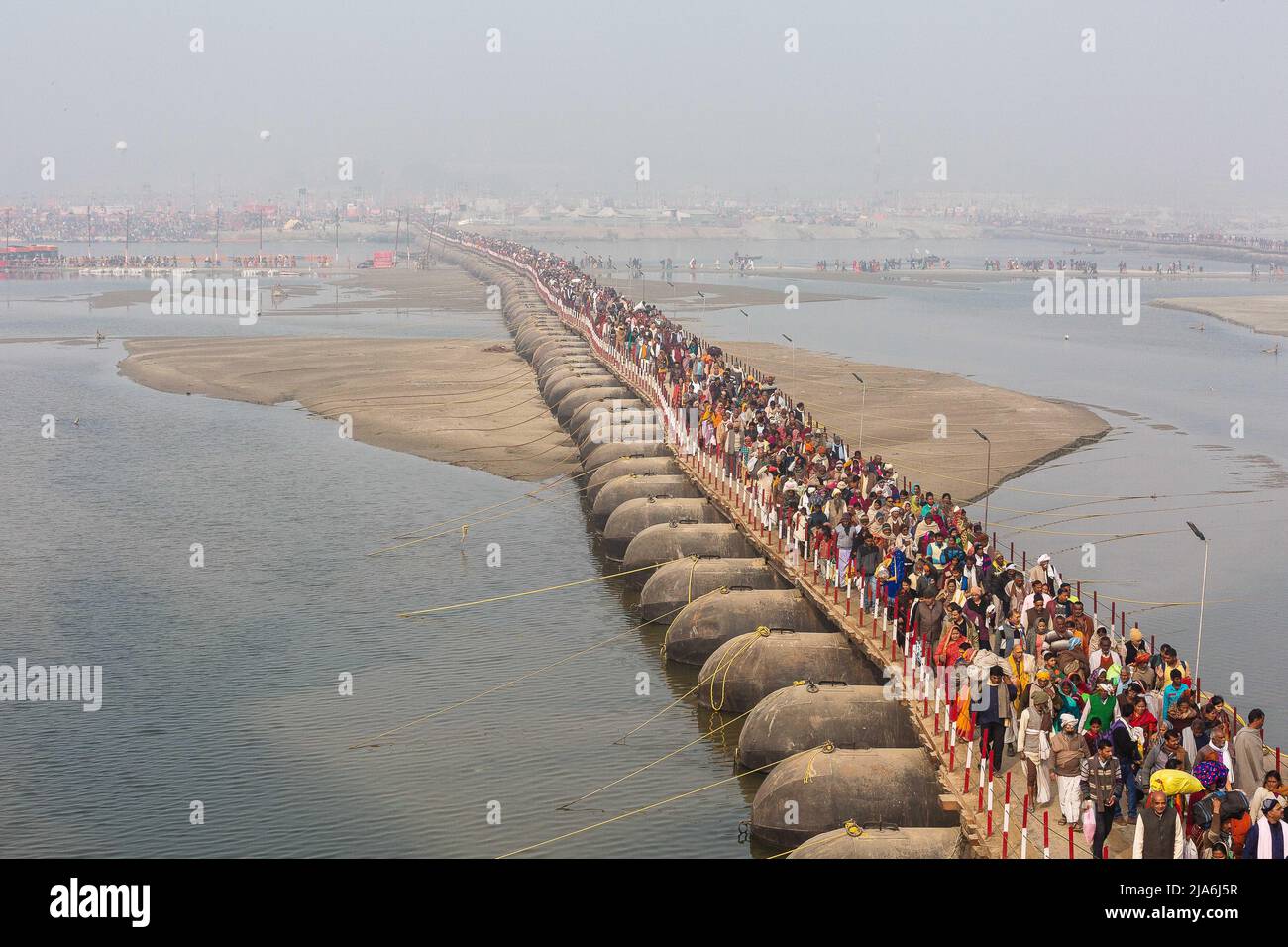 Prayagraj, Uttar Pradesh, India. 3rd Feb, 2019. Thousands of pilgrims ...