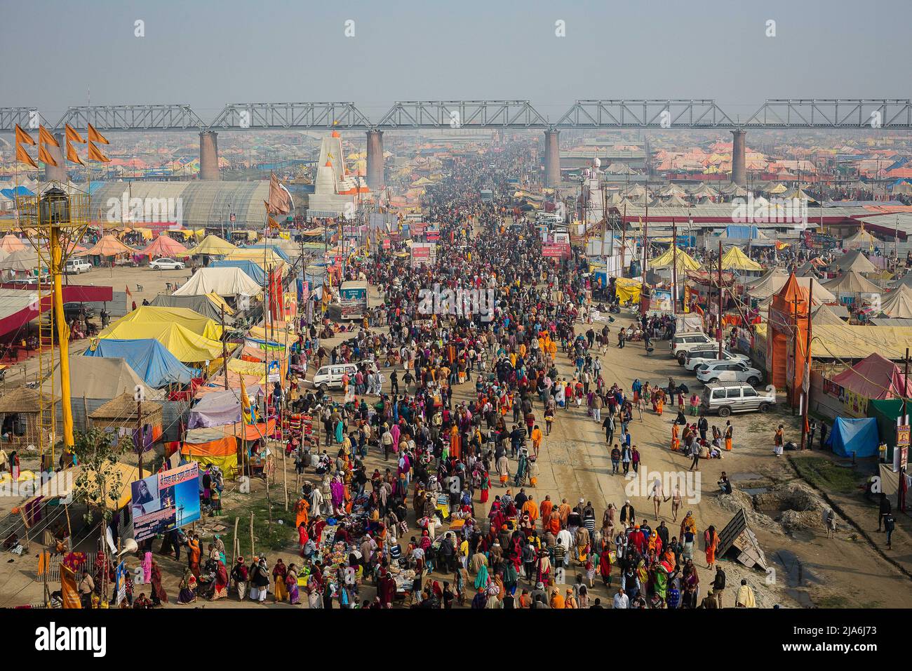 Prayagraj, Uttar Pradesh, India. 4th Feb, 2019. Thousands of pilgrims ...
