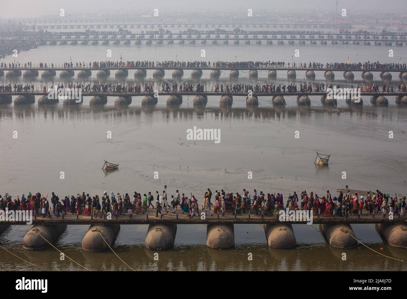 Prayagraj, Uttar Pradesh, India. 4th Feb, 2019. Thousands of pilgrims ...