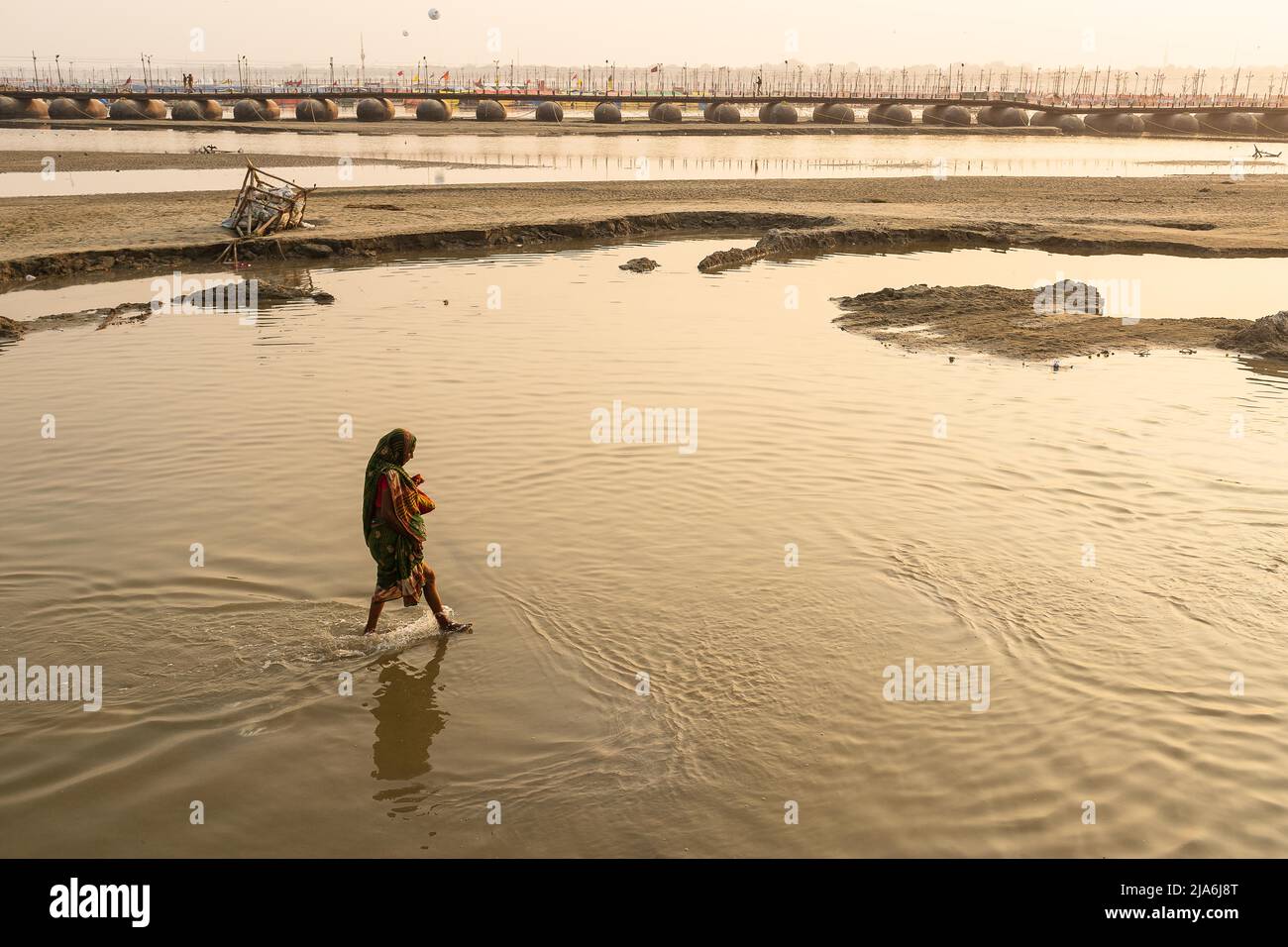 Prayagraj, Uttar Pradesh, India. 4th Feb, 2019. A pilgrim walks on the ...