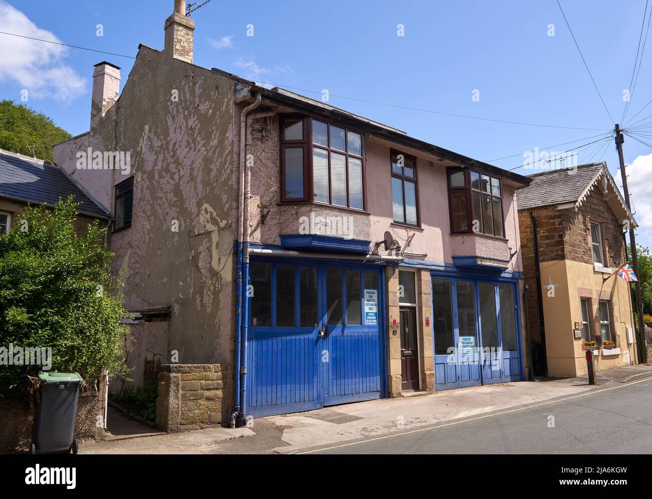 Backstreet garage hi-res stock photography and images - Alamy