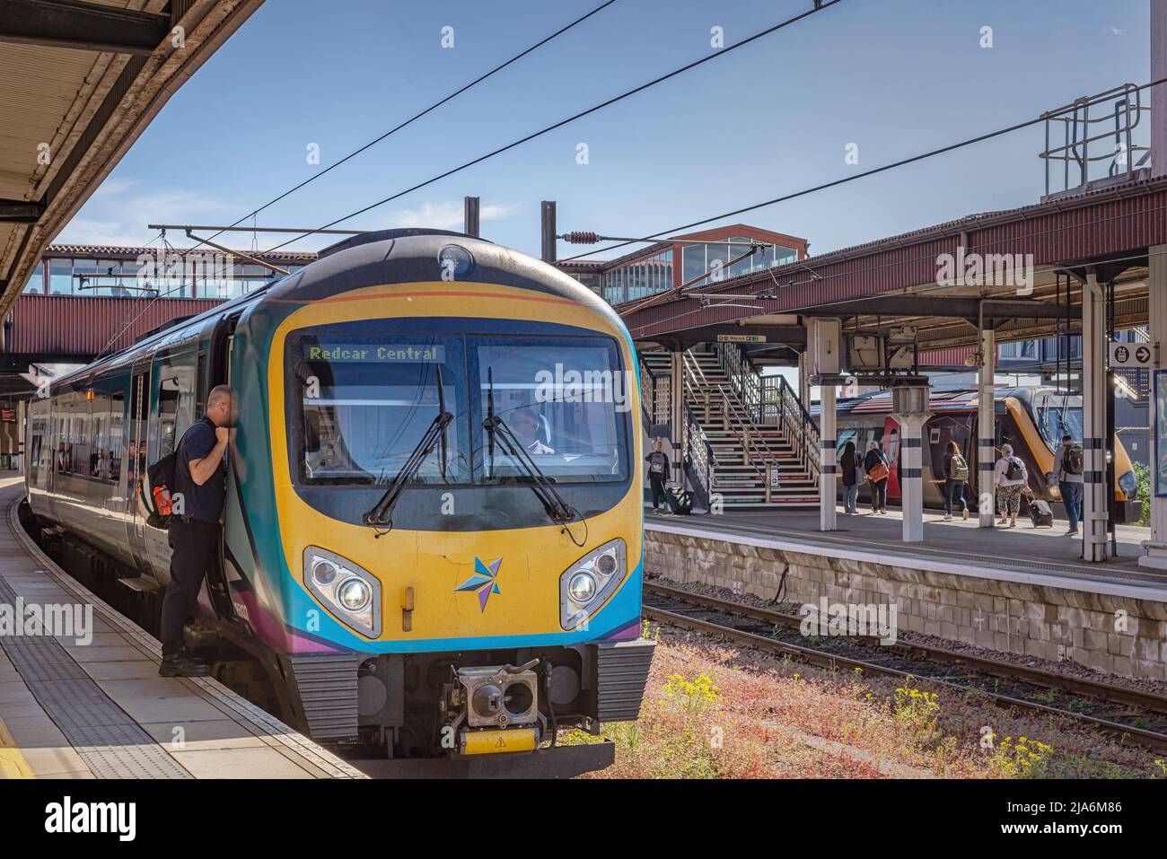 Platform track footbridge architecture hi-res stock photography and ...