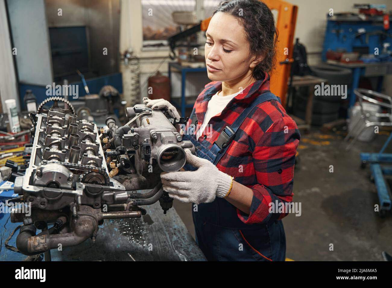 Woman auto mechanic fixing car engine in garage Stock Photo - Alamy