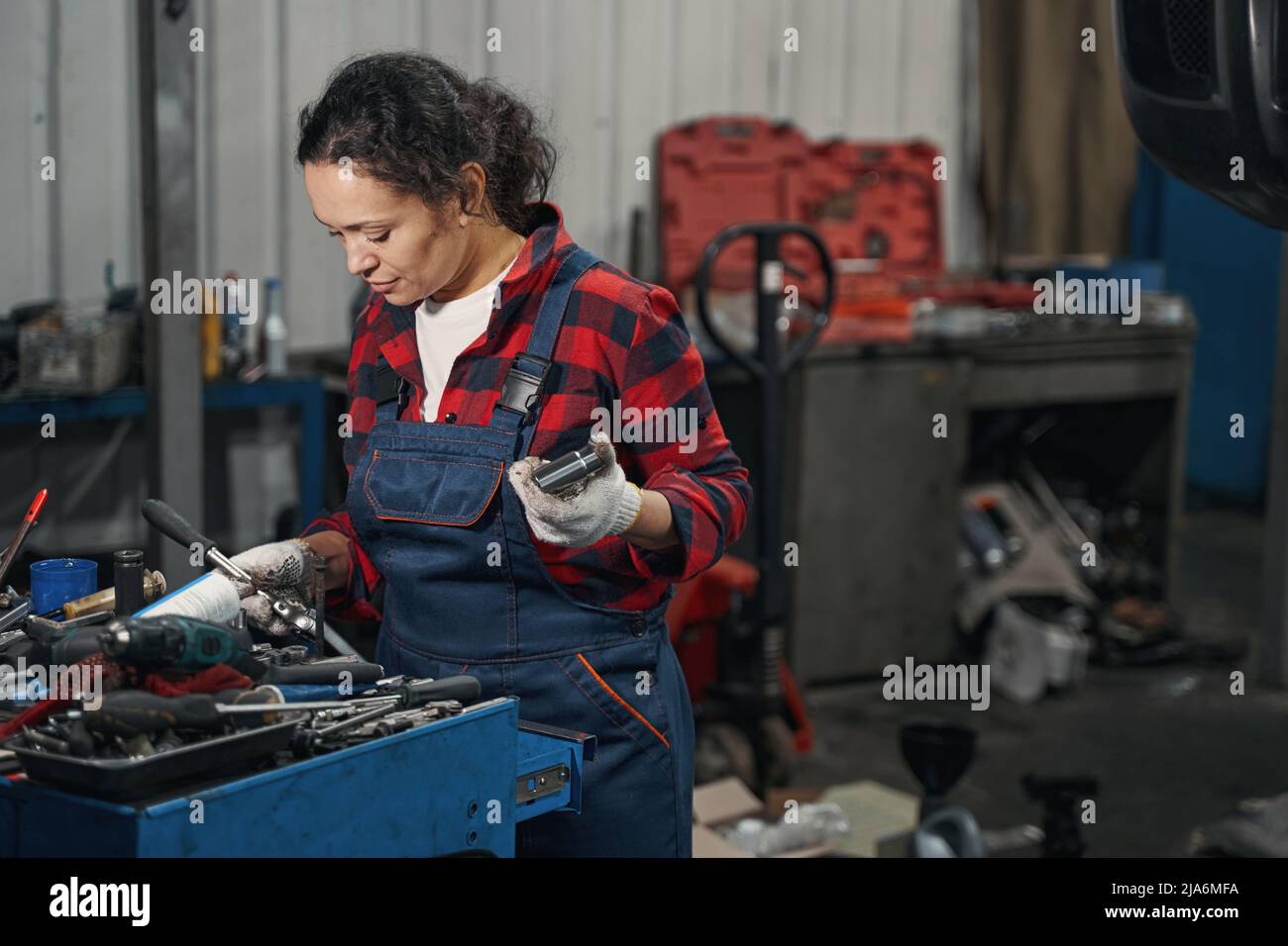 Female car mechanic working in auto repair shop Stock Photo - Alamy