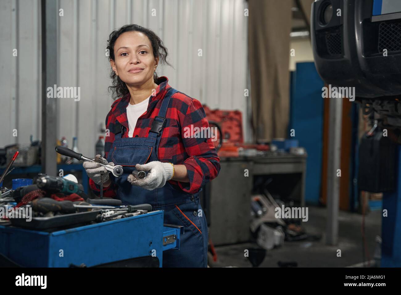 Woman auto mechanic working in vehicle repair shop Stock Photo - Alamy