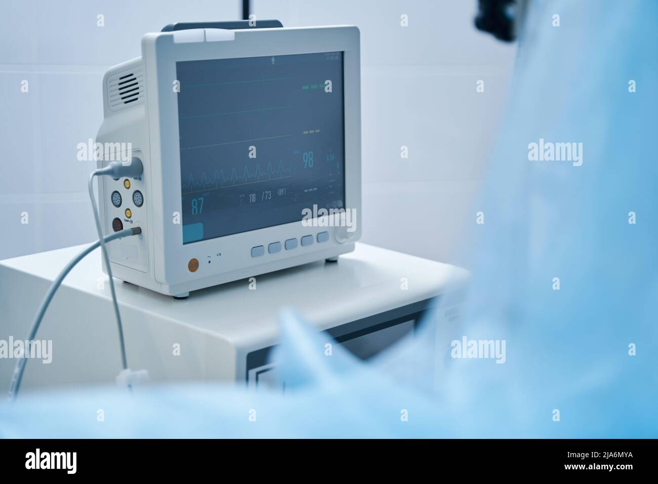 Patient monitor in operating room showing vital signs Stock Photo - Alamy