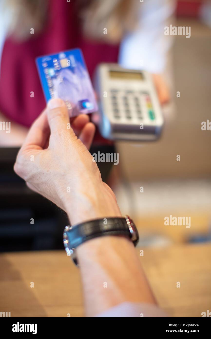 close up of hand using credit card machine to pay Stock Photo - Alamy