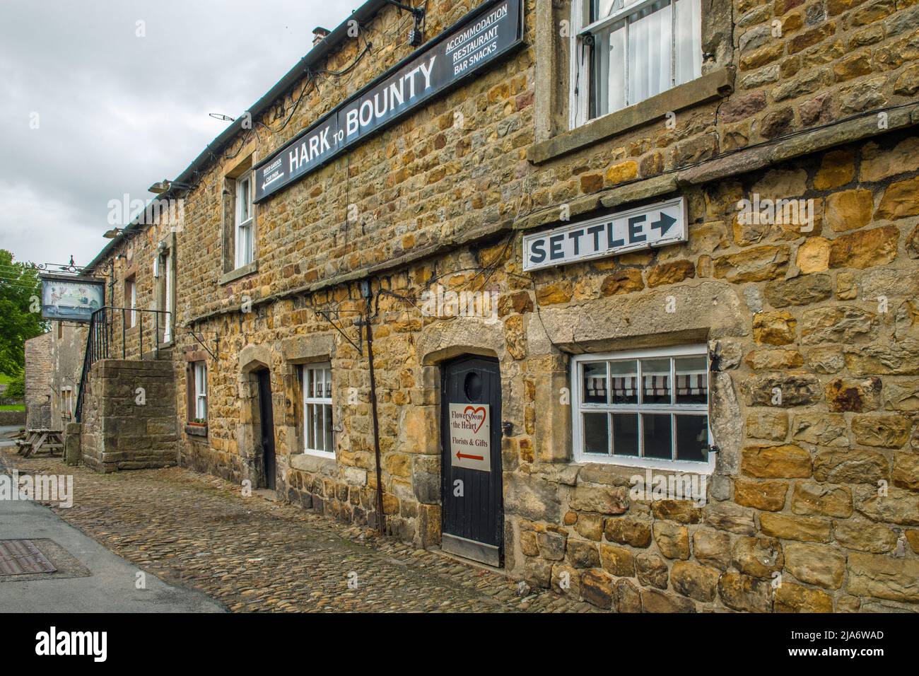 Hark bounty pub slaidburn lancashire hi-res stock photography and ...