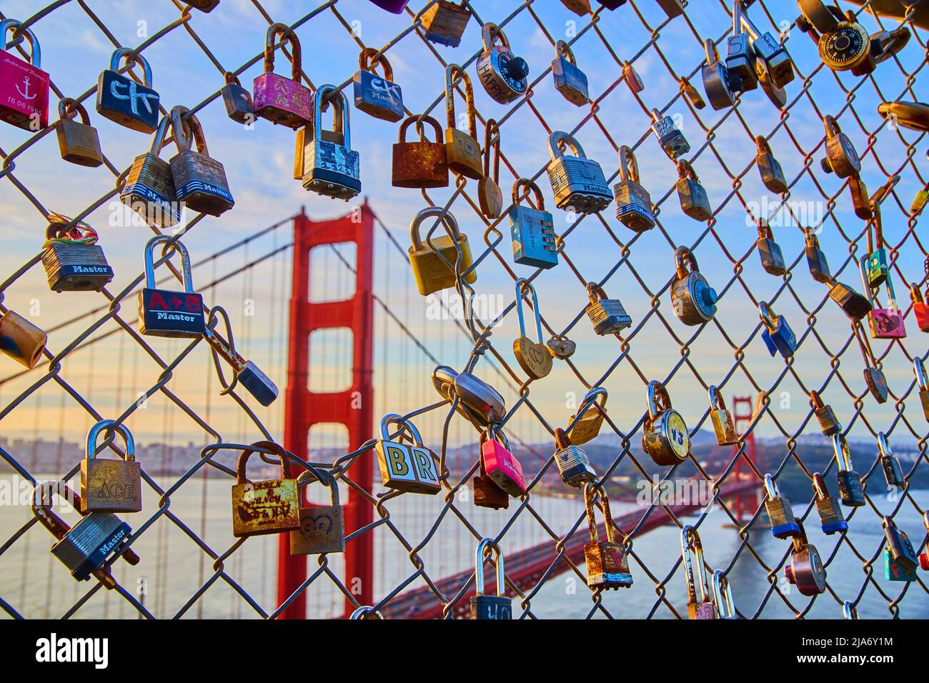 Hole in chain link fence hi-res stock photography and images - Alamy