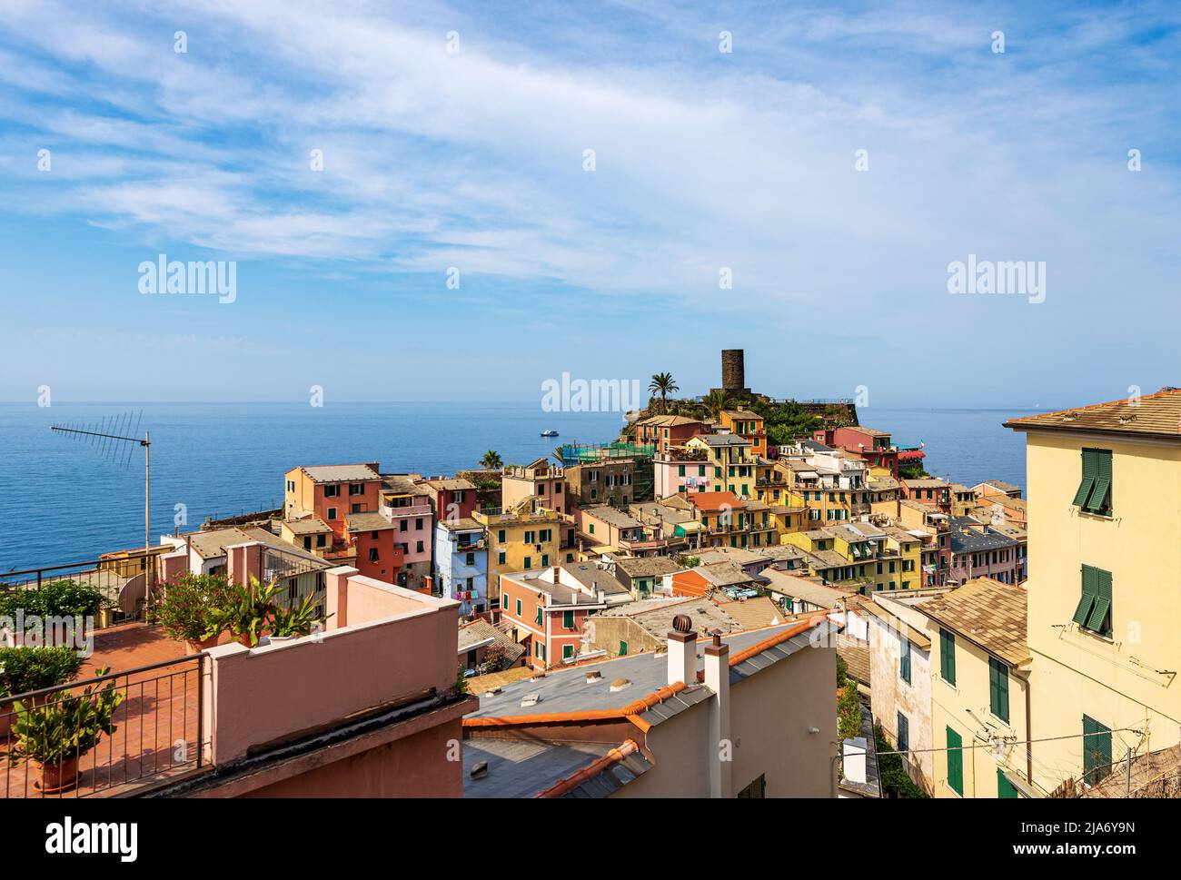 Urban skyline of the famous old village of Vernazza and seascape. Cinque Terre, National park in ...