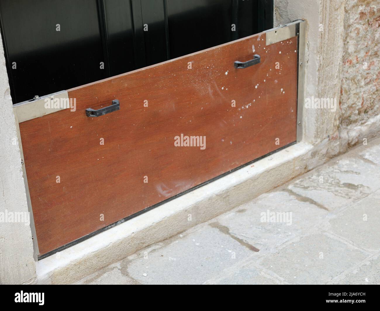 Safety bulkhead doors hi-res stock photography and images - Alamy