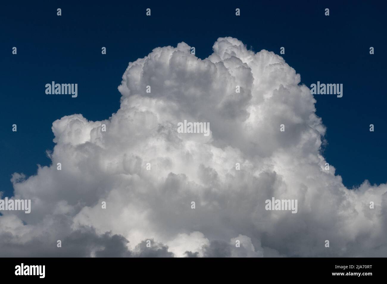 Cumulus cloud on blue hi-res stock photography and images - Alamy