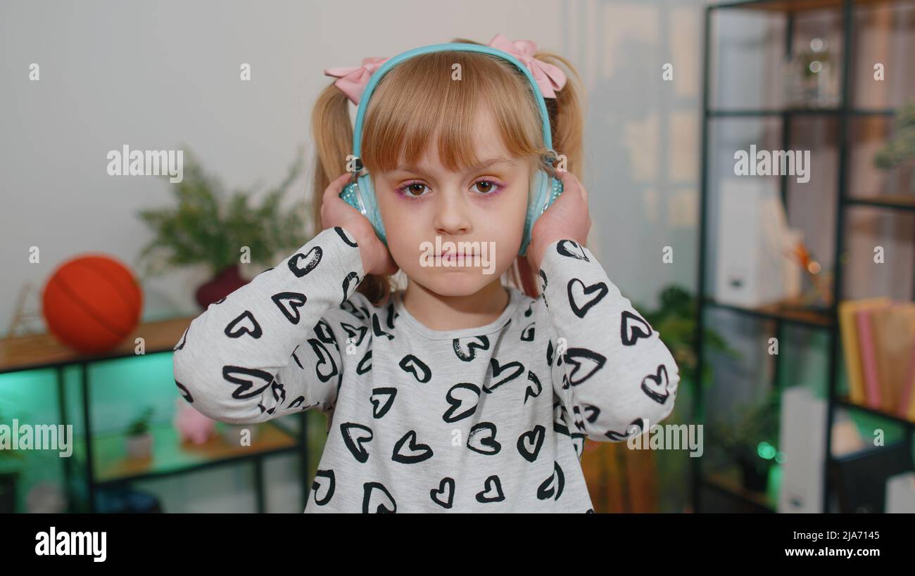 Baby girl jumping sofa hi-res stock photography and images - Alamy