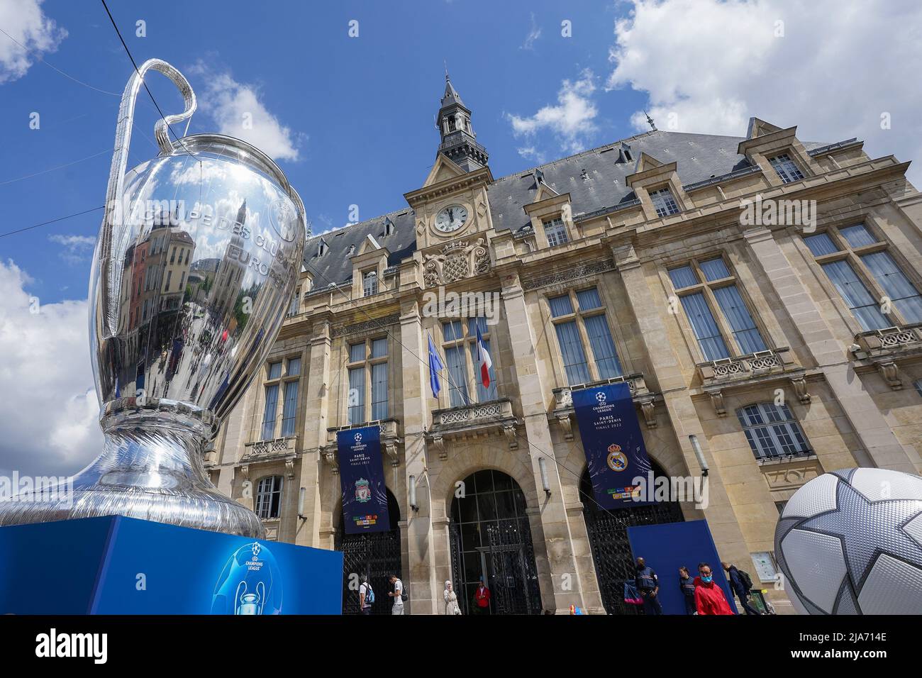 Saint Denis, France. 28th May, 2022. An inflatable trophy on display at ...