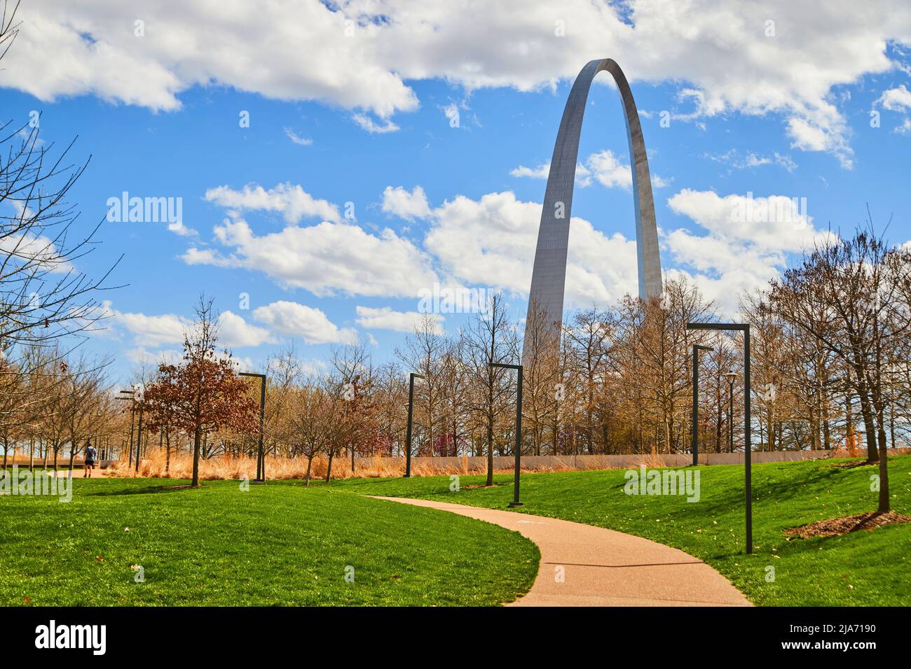 Gateway Arch in St. Louis from park in early spring Stock Photo - Alamy