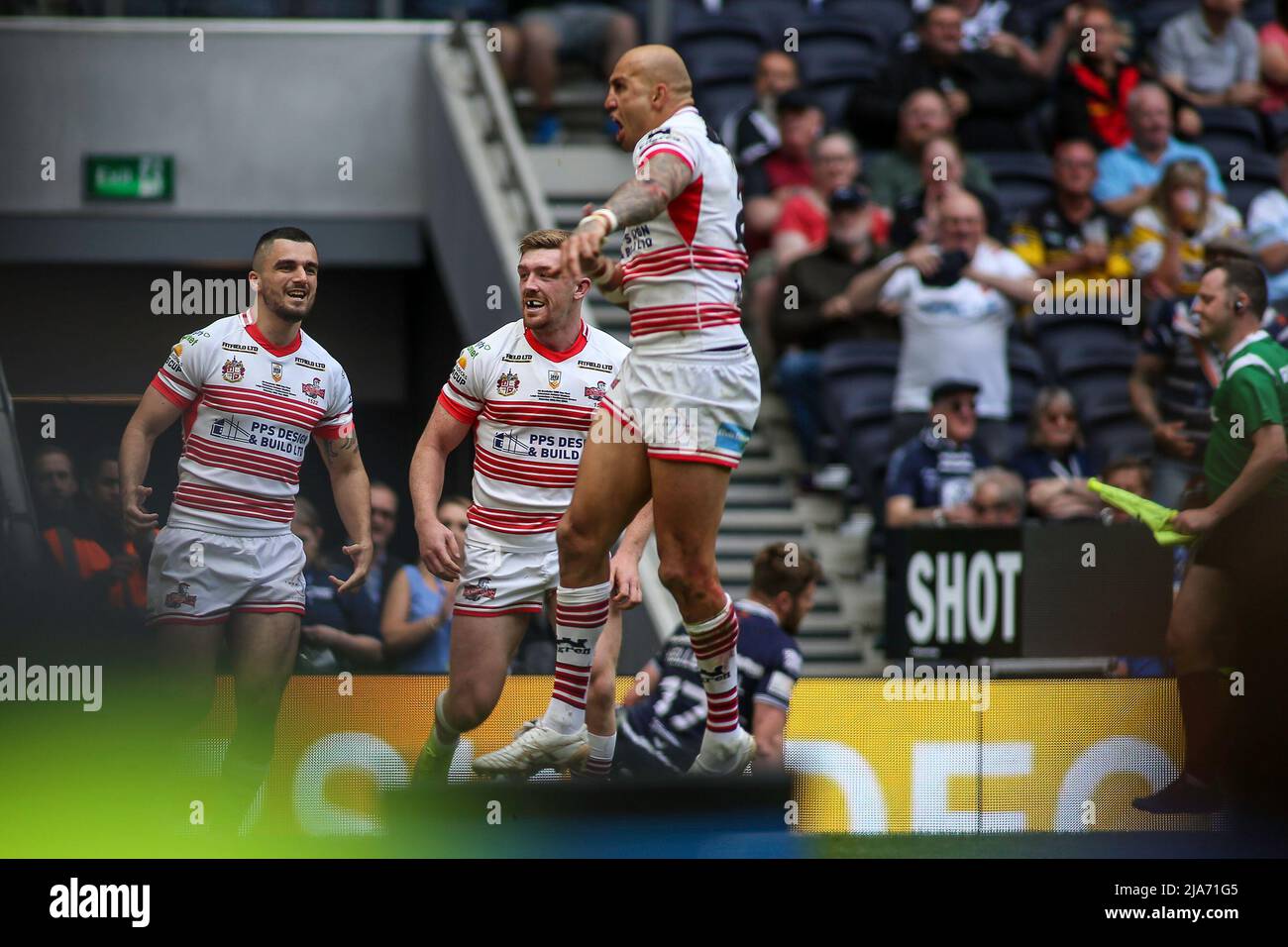 London, UK. 28th May, 2022. Leighs Blake Ferguson celebrates his try ...