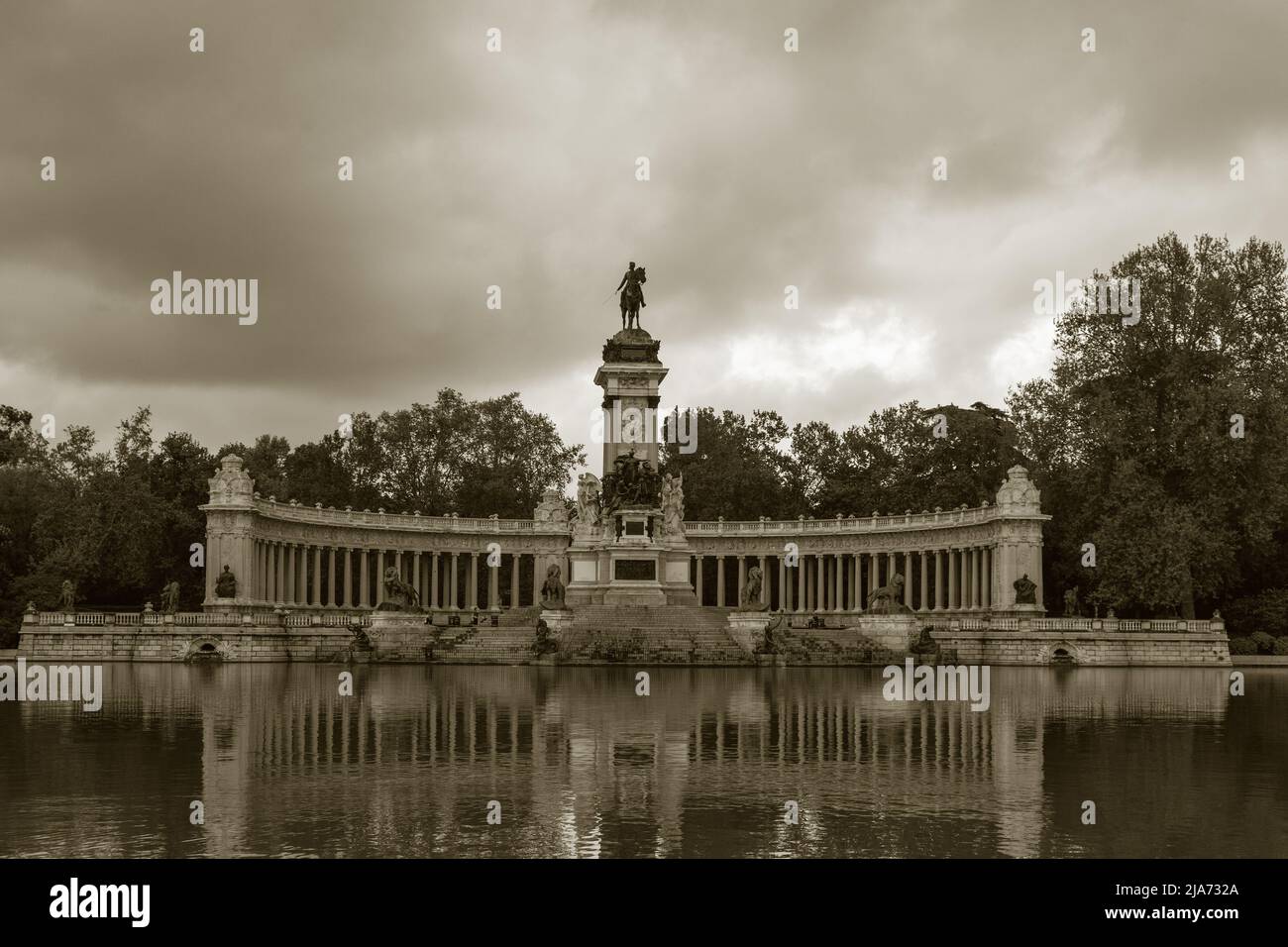 The monument to Alfonso XII, on the artificial lake in El Retiro park ...