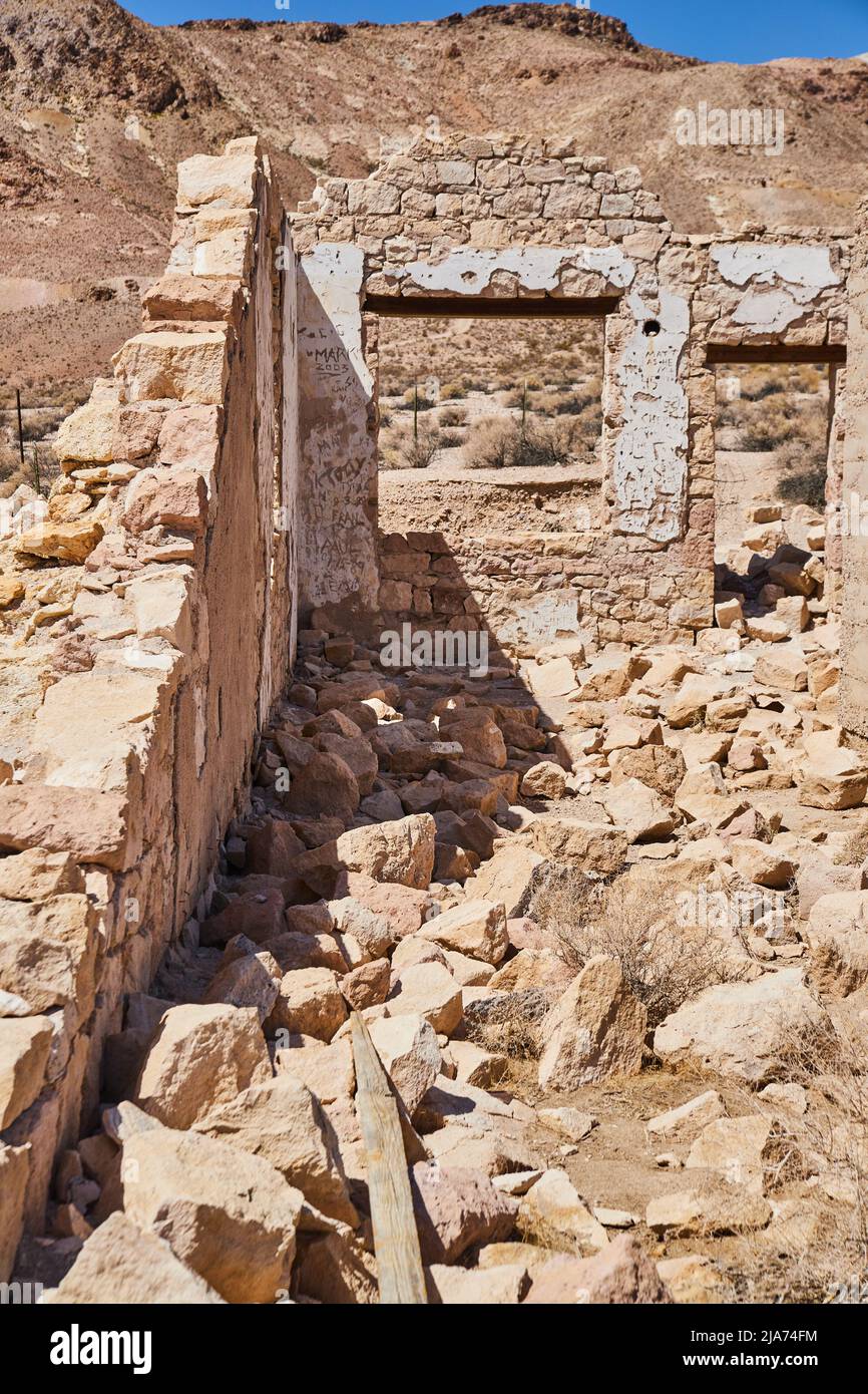 Ghost town rubble of abandoned building in desert Stock Photo - Alamy