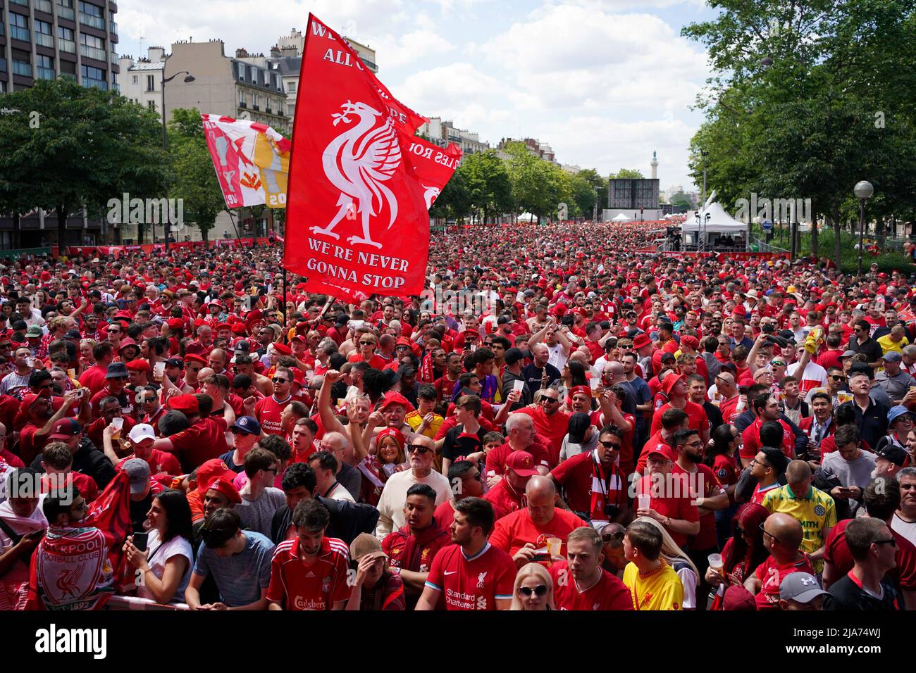 Thousands of Liverpool supporters in a fan zone in Paris, ahead of the ...