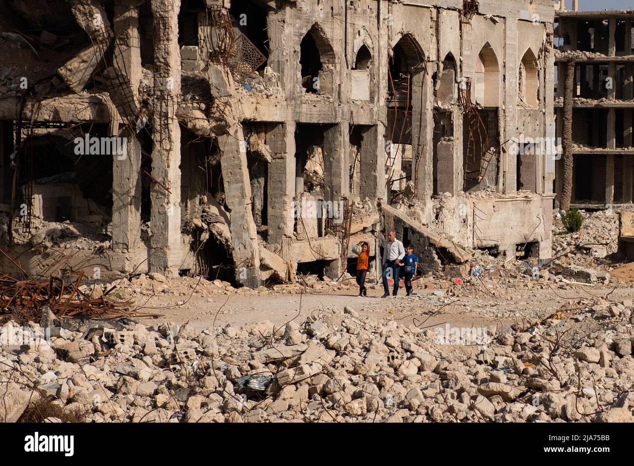 Syria family rubble hi-res stock photography and images - Alamy