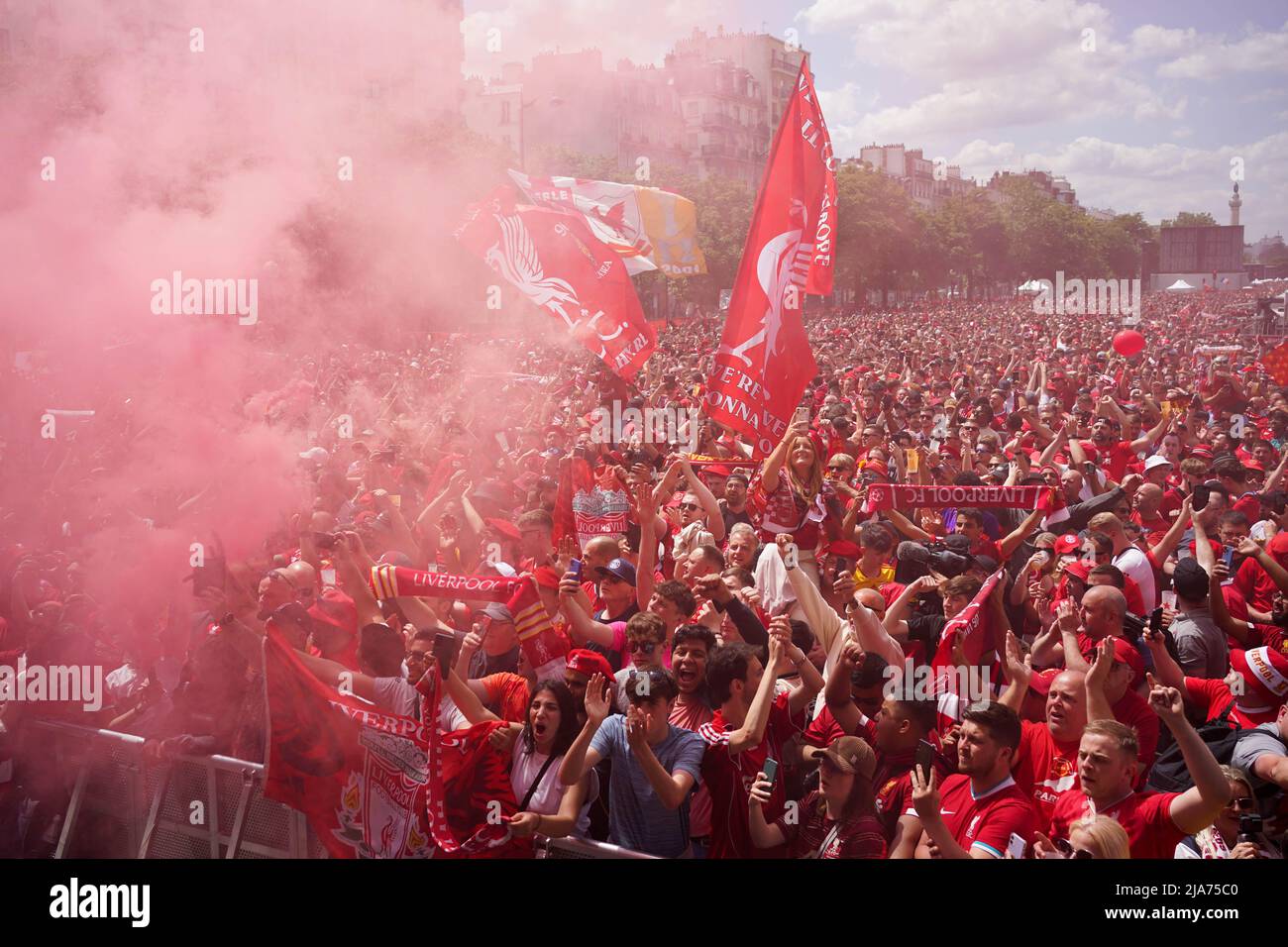 Thousands of Liverpool supporters in a fan zone in Paris, ahead of the ...