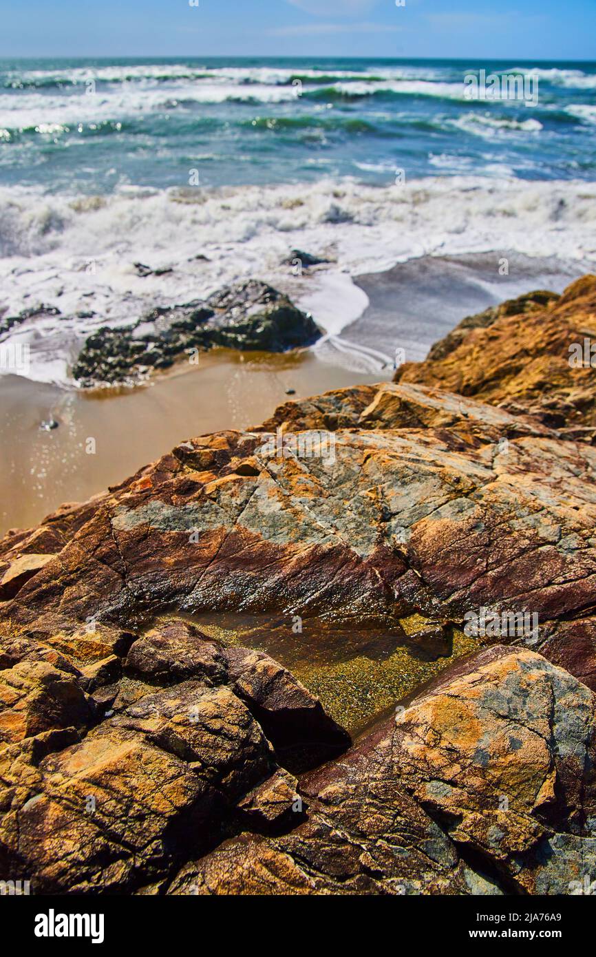 Puddle on rocky beach ocean hi-res stock photography and images - Alamy