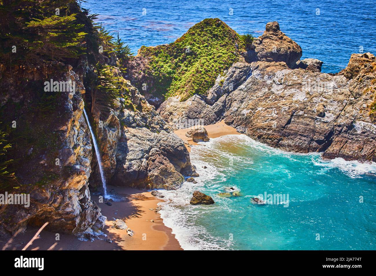 Close up wave falls shore hi-res stock photography and images - Alamy