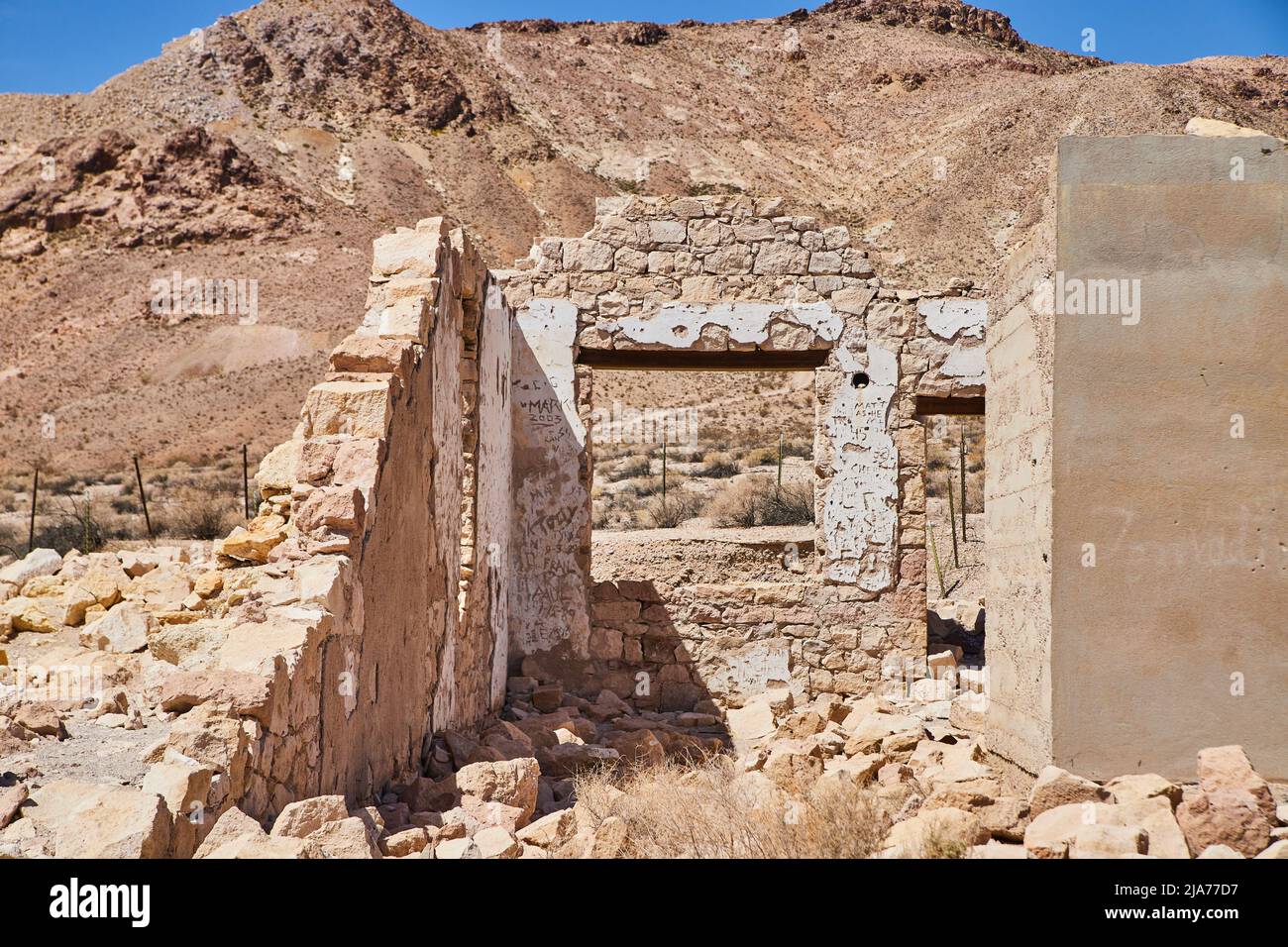 Building falling apart in ghost town desert Stock Photo - Alamy