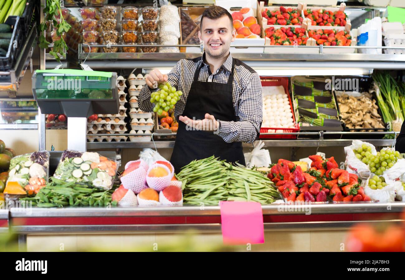 Grapes grocery store hi-res stock photography and images - Alamy